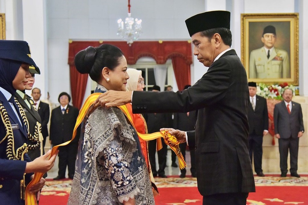 Presiden Anugerahkan Tanda Kehormatan ke Iriana Jokowi dan Tokoh Lain