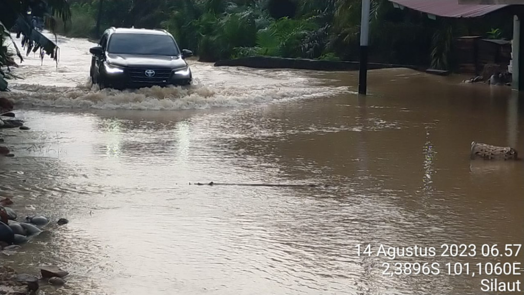 Meski Banjir Surut Bpbd Kabupaten Pesisir Selatan Siagakan Perahu Karet