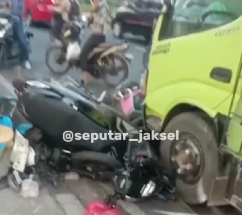 7 Pengendara Motor Lawan Arah Ditabrak Truk di Lenteng Agung 7 Pengendara Motor Lawan Arah Ditabrak Truk di Lenteng Agung