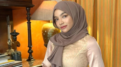 Pipik Dian Irawati Hijab