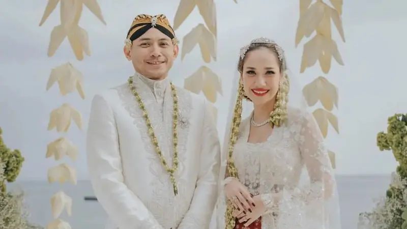 Kaleidoskop Pasangan Artis Nikah di Bali Sepanjang 2023 Kaleidoskop Pasangan Artis Nikah di Bali Sepanjang 2023