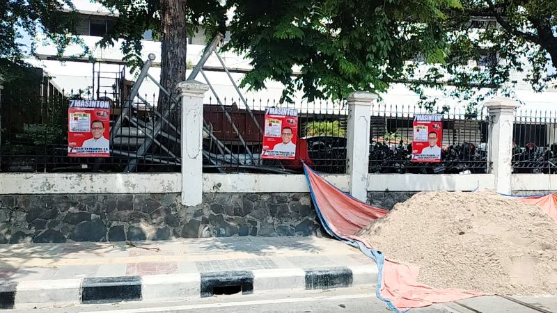Sudah Dilarang, Pemasang Bersikukuh Tempel APK Caleg PDIP di Pagar ... Sudah Dilarang, Pemasang Bersikukuh Tempel APK Caleg PDIP di Pagar ...