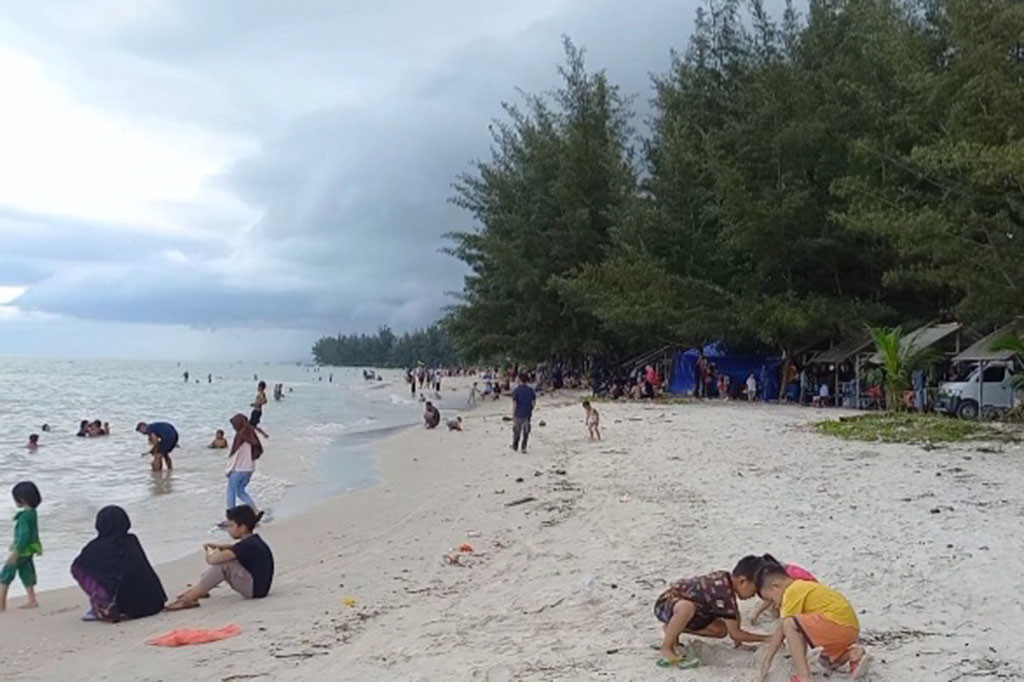 Libur Tahun Baru 2024, Pantai di Bangka Diserbu Pengunjung