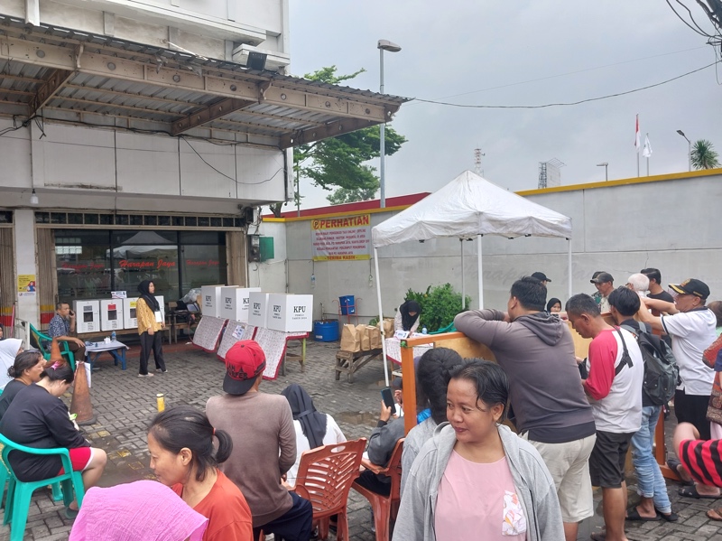 TPS Pindah Akibat Banjir, Warga Grogol Tetap Antusias Ikuti Pemilu TPS Pindah Akibat Banjir, Warga Grogol Tetap Antusias Ikuti Pemilu