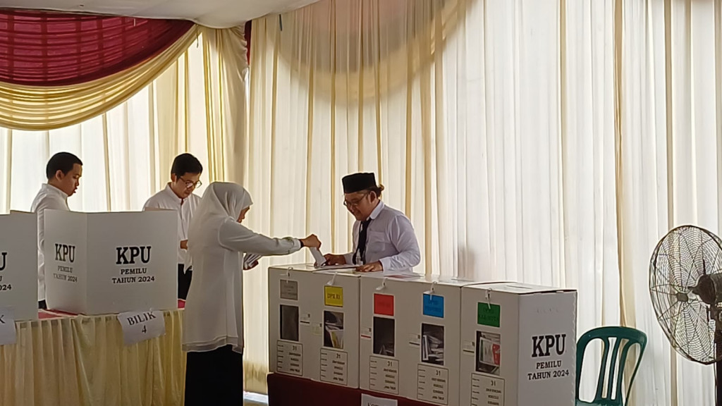 Ke TPS bersama Anak, Khofifah: Jangan Golput Ke TPS bersama Anak, Khofifah: Jangan Golput