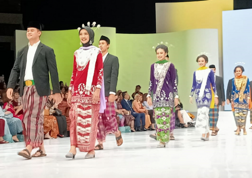 Kebaya Encim hingga Motif Ondel-Ondel Warnai Opening Indonesia Fashion ...