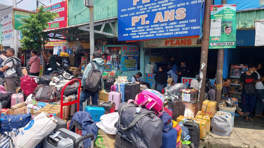Bus Terjebak di Merak, Ratusan Pemudik di Terminal Induk Kota Bekasi ... Bus Terjebak di Merak, Ratusan Pemudik di Terminal Induk Kota Bekasi ...