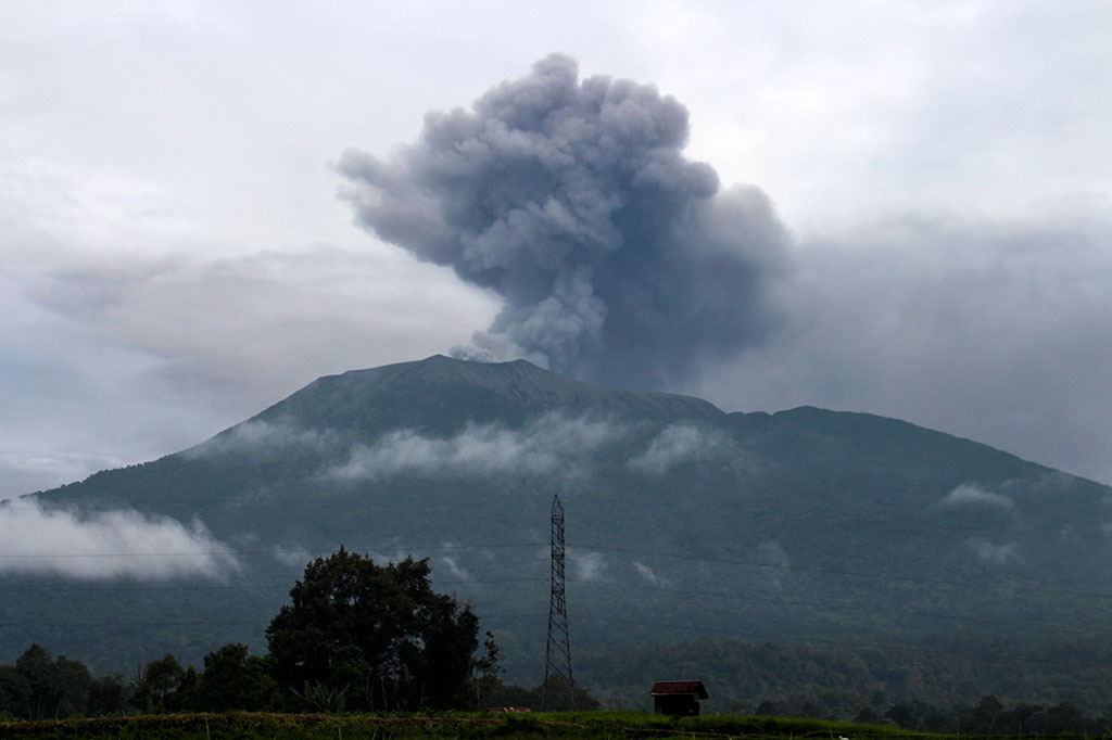 Banjir Bandang Aliran Lahar Gunung Marapi 15 Orang Meninggal
