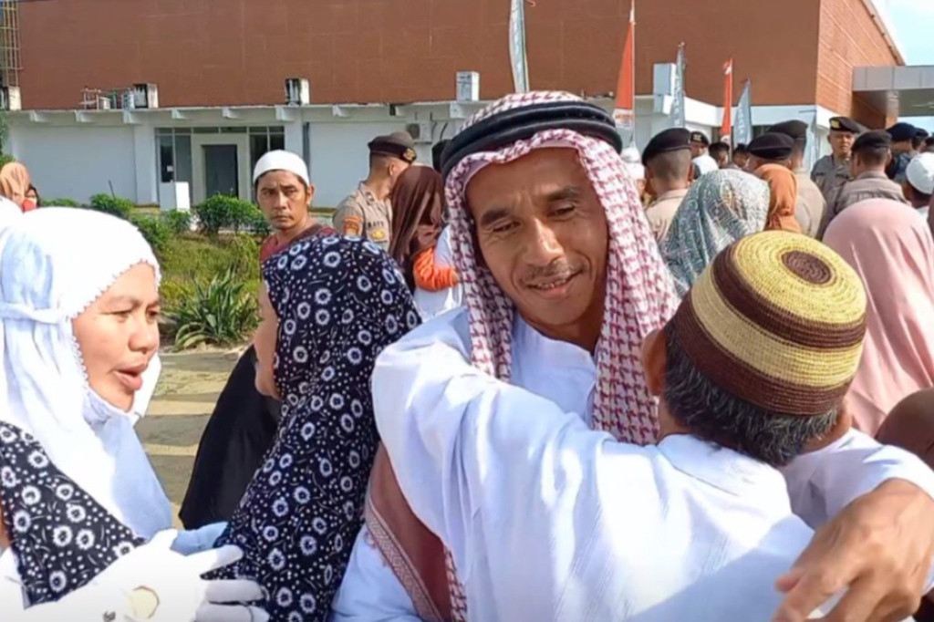 Isak Tangis dan Pelukan Keluarga Sambut Kepulangan Jemaah Haji di Babel