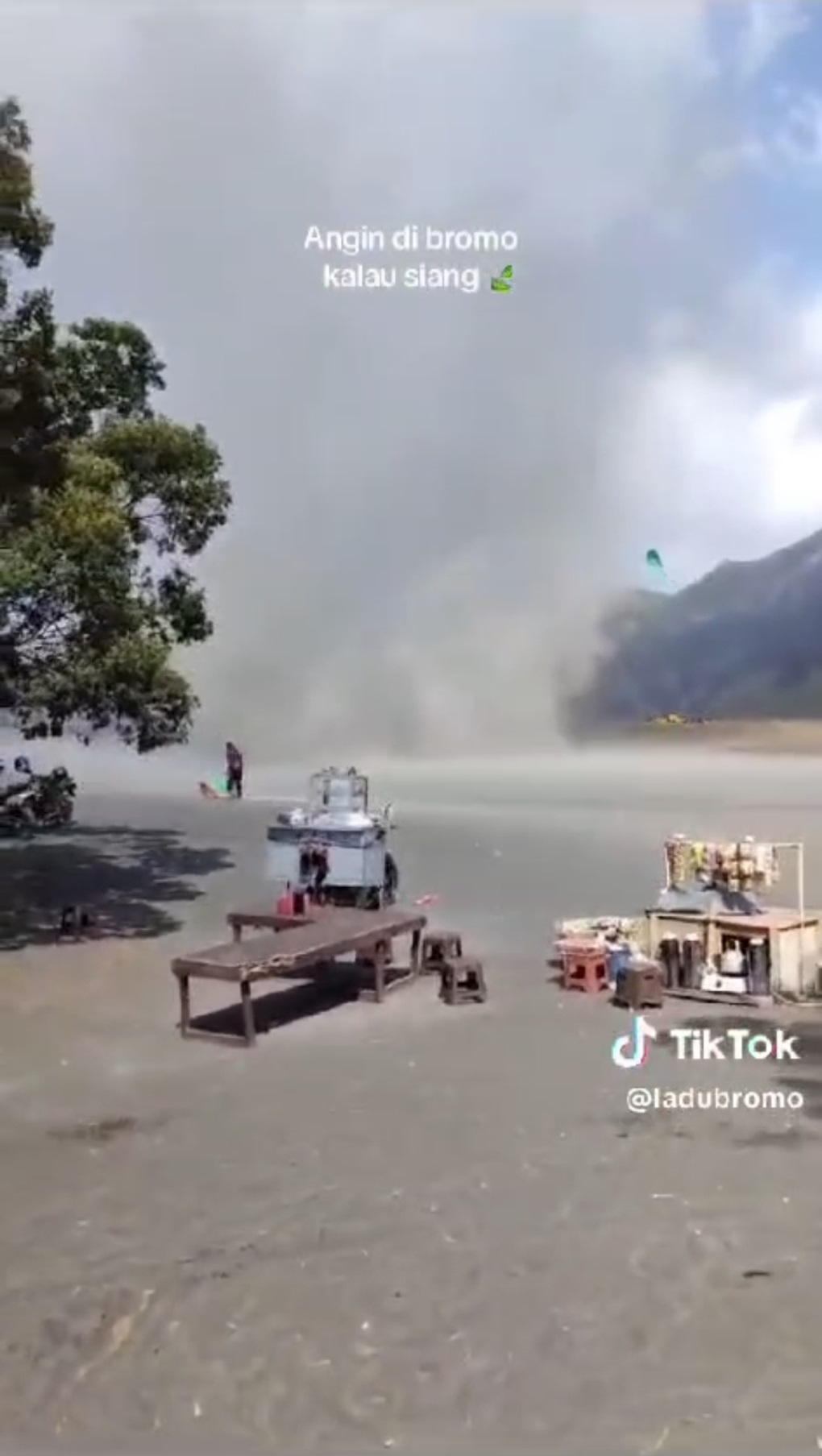 Fenomena Alam Dust Devil di Kawasan Bromo Tak Berbahaya Bagi Wisatawan Fenomena Alam Dust Devil di Kawasan Bromo Tak Berbahaya Bagi Wisatawan