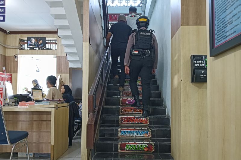 Kantor Disdik Kota Semarang Turut Diacak-acak KPK Kantor Disdik Kota Semarang Turut Diacak-acak KPK