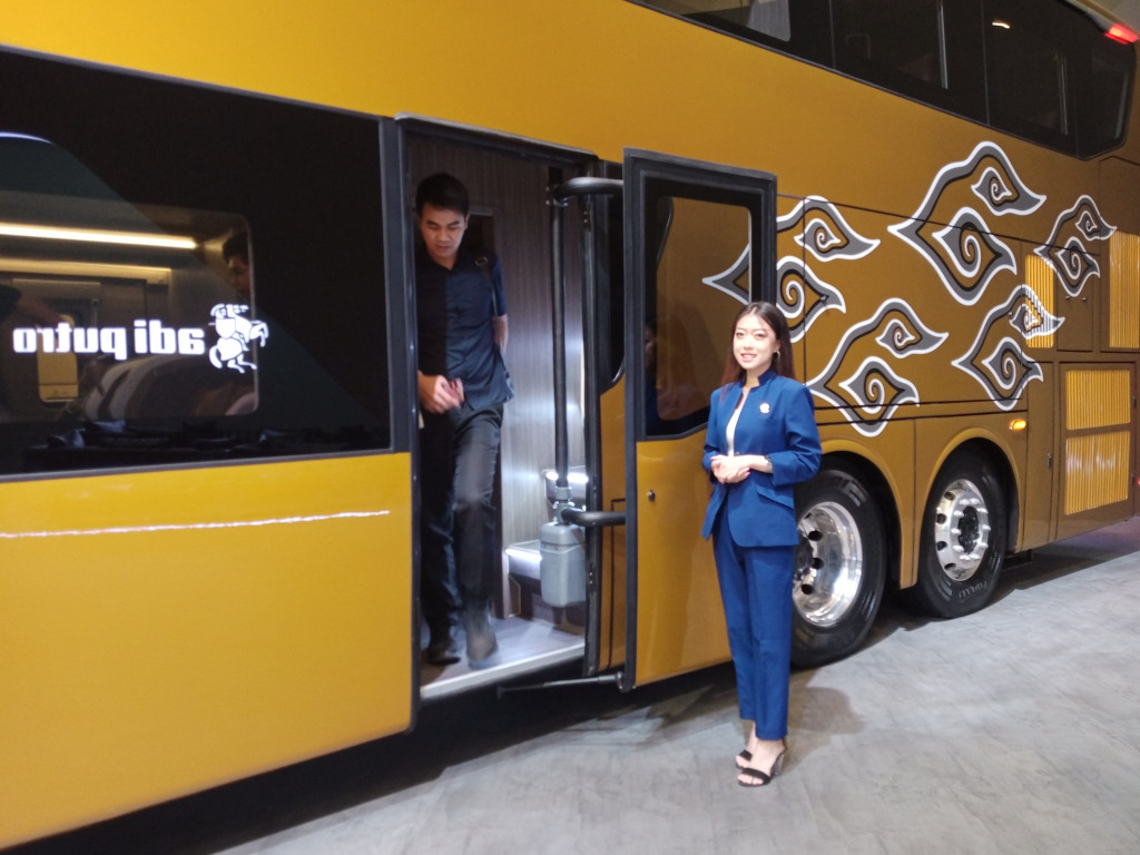 Tampilan Bus Tingkat Mewah Adiputro dengan Sasis Mercedes-Benz 2445