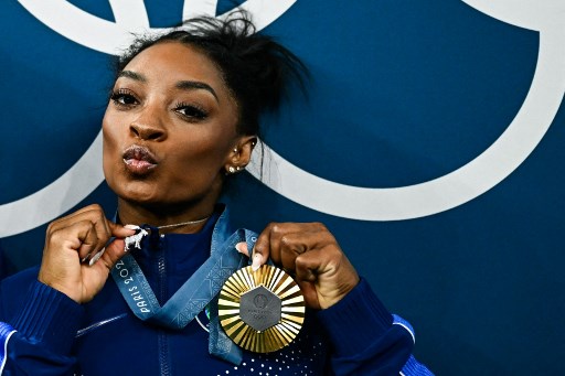 Momen Pesenam Simone Biles Rayakan Status GOAT Momen Pesenam Simone Biles Rayakan Status GOAT