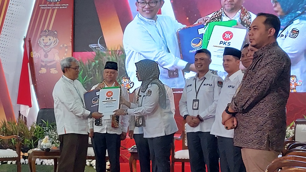 KPU Jabar Nyatakan Berkas Paslon Ahmad Syaikhu-Ilham Habibie Lengkap KPU Jabar Nyatakan Berkas Paslon Ahmad Syaikhu-Ilham Habibie Lengkap