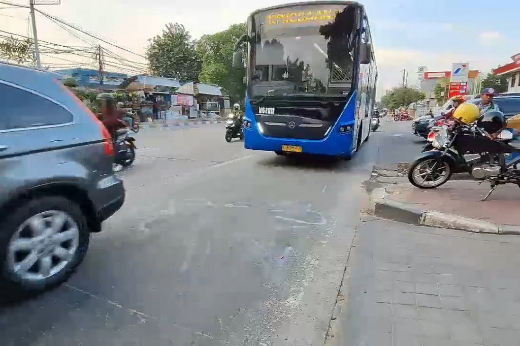 Diduga Tergelincir saat Berkendara, Pemotor di Sunter Tewas Terlindas Trans