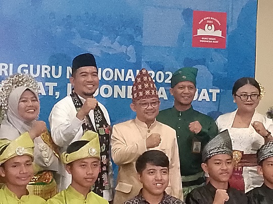 Mendikdasmen Tak Janji Naikkan Gaji Guru, Dorong Kesejahteraan Lewat ... Mendikdasmen Tak Janji Naikkan Gaji Guru, Dorong Kesejahteraan Lewat ...