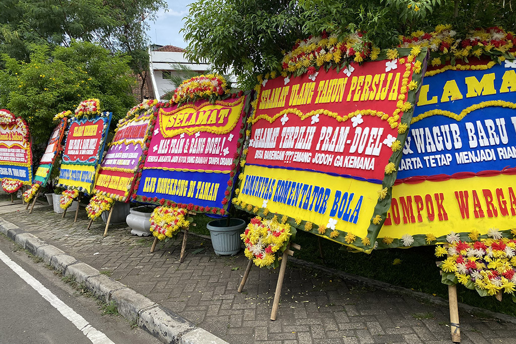 Karangan Bunga Penuhi Rumah Pemenangan Pramono-Rano Karangan Bunga Penuhi Rumah Pemenangan Pramono-Rano