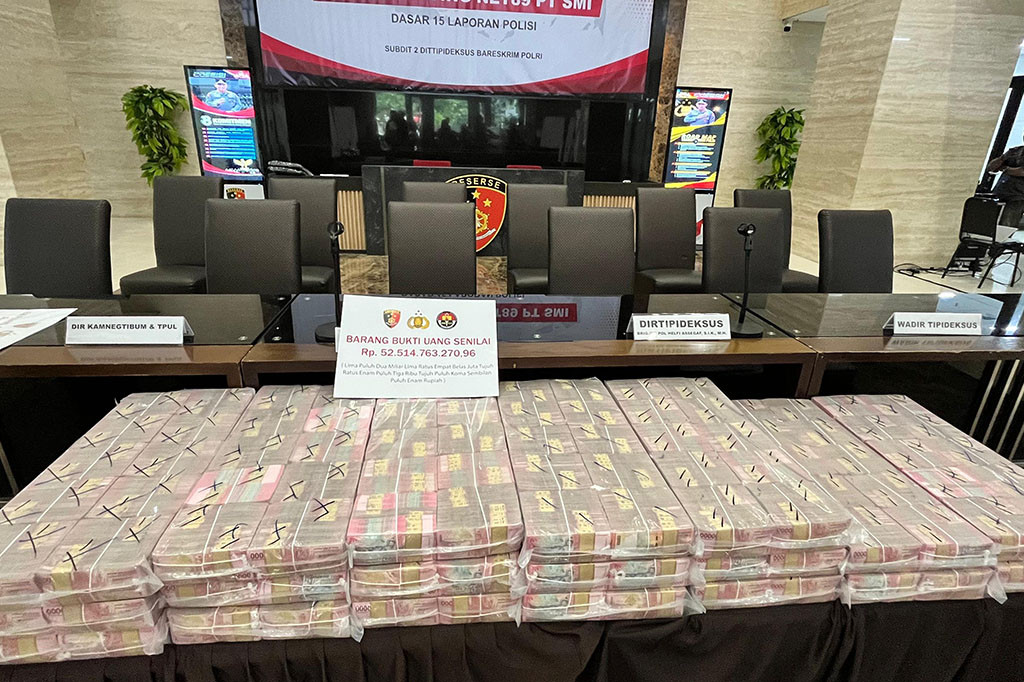 Penampakan Duit Rp52,5 M dan Mobil Mewah yang Disita dari Kasus Robot Tradi