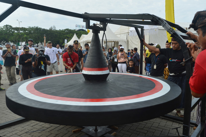 Gasing Raksasa Dimainkan di TAFISA Games 2016