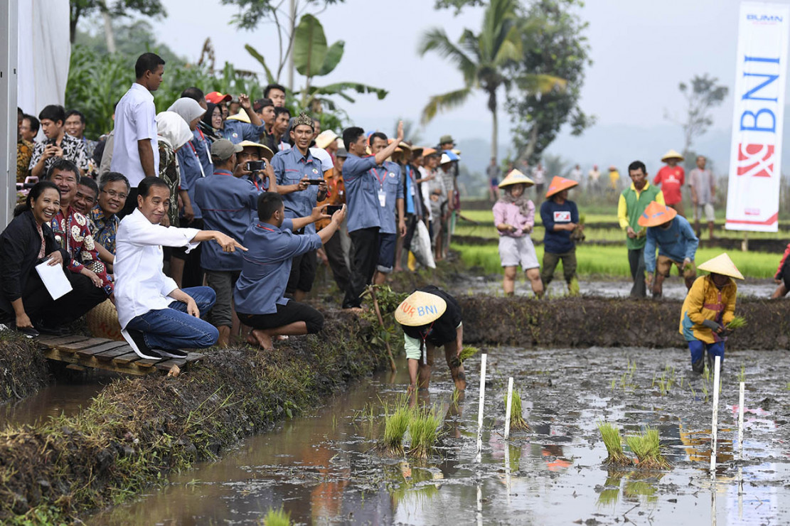 Jokowi Ikuti Cukur Rambut Massal Di Garut Medcomid