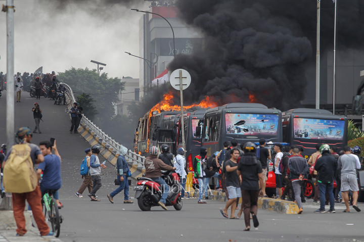 Dua Bus Brimob Dibakar Massa di Slipi