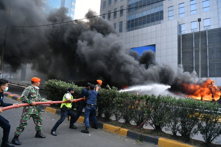 Dua Bus Brimob Dibakar Massa di Slipi