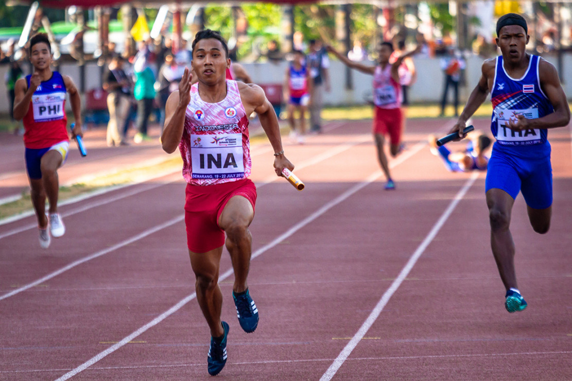 Tim Putra-Putri Indonesia Sabet Emas di Lari Estafet 4x100 Meter