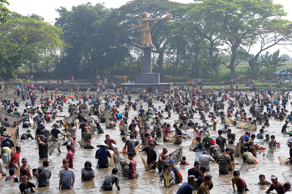 Serunya Tradisi Memet Ikan di Klaten