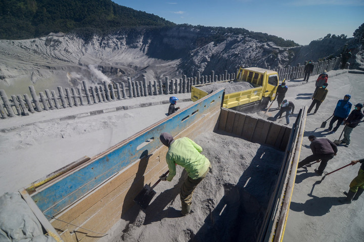 Debu Vulkanik Selimuti Kawah Ratu Tangkuban Parahu