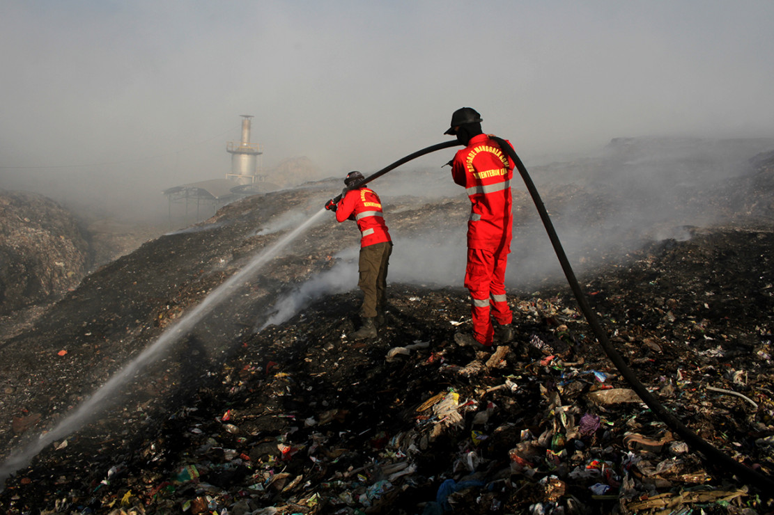 Asap Masih Mengepul di TPA Antang Makassar