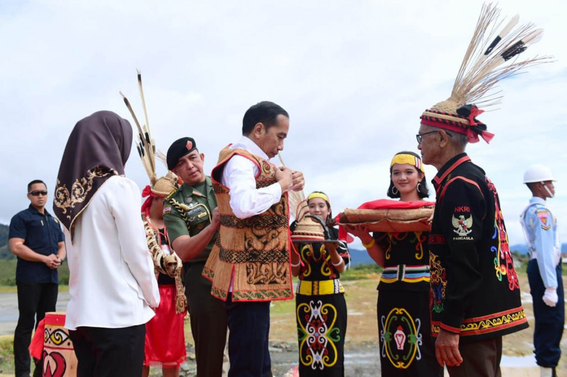 Presiden Jokowi Dianugerahi Gelar Adat Dayak Lundayeh - Medcom.id