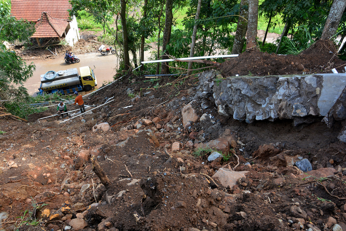 Material Longsor di Jalur Pacet-Trawas Dibersihkan