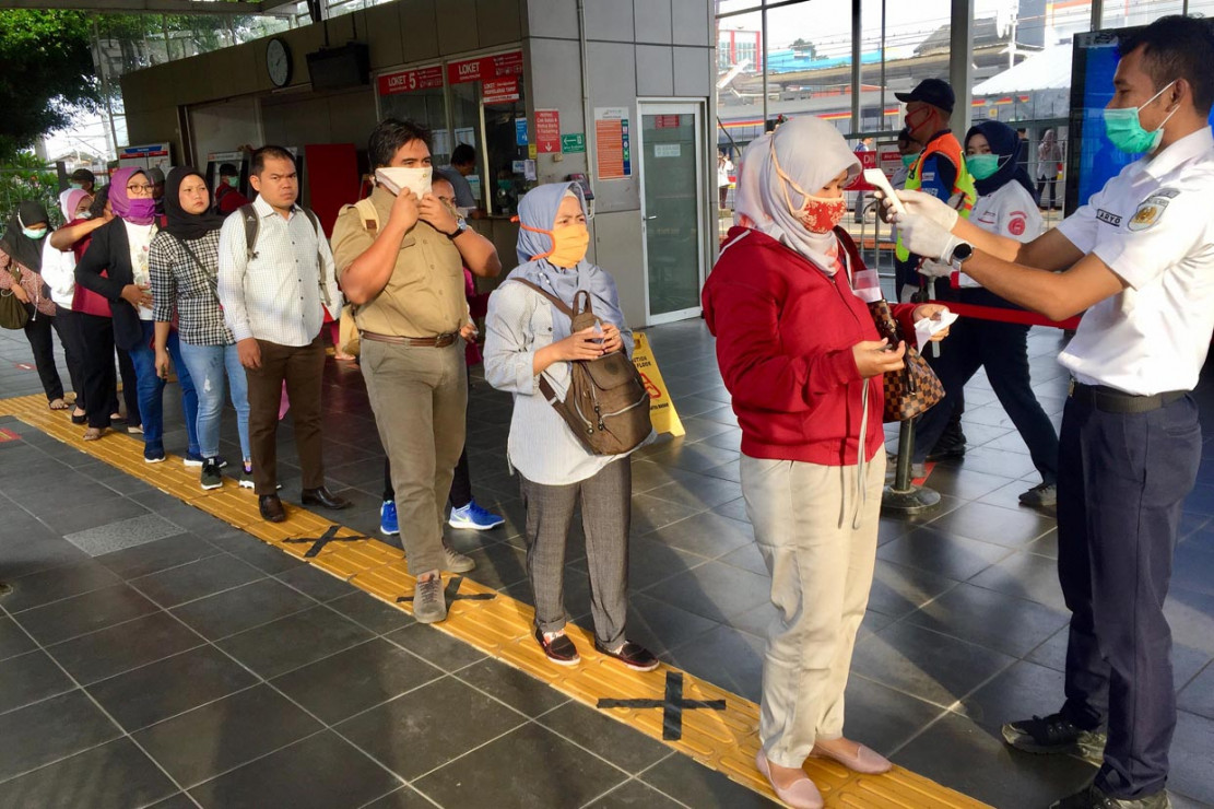 Potret Kepadatan Penumpang di Gerbong KRL - Medcom.id