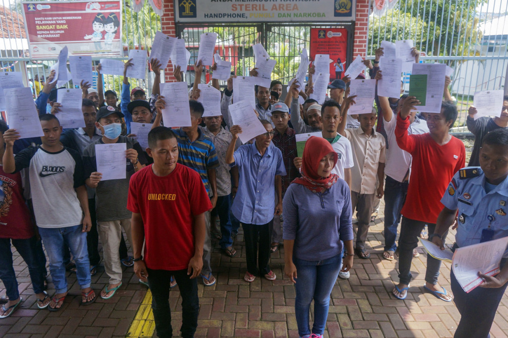 Sujud Syukur Napi yang Dibebaskan Imbas Korona