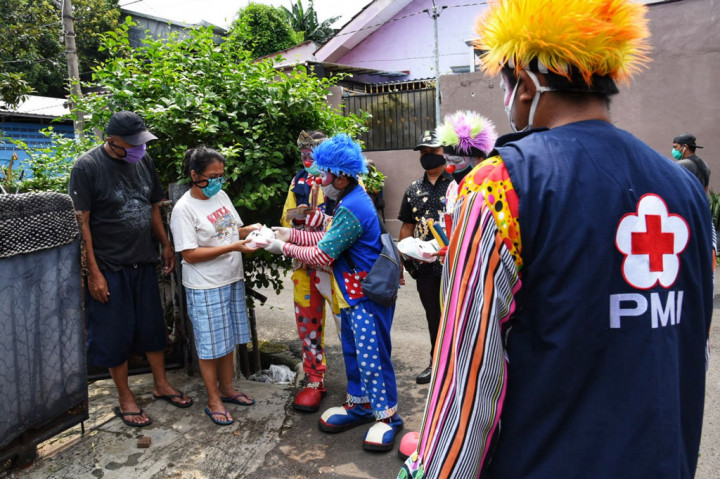 Saat Badut-badut Jenaka Bagikan 1.000 Paket Covid Kit di Tangerang