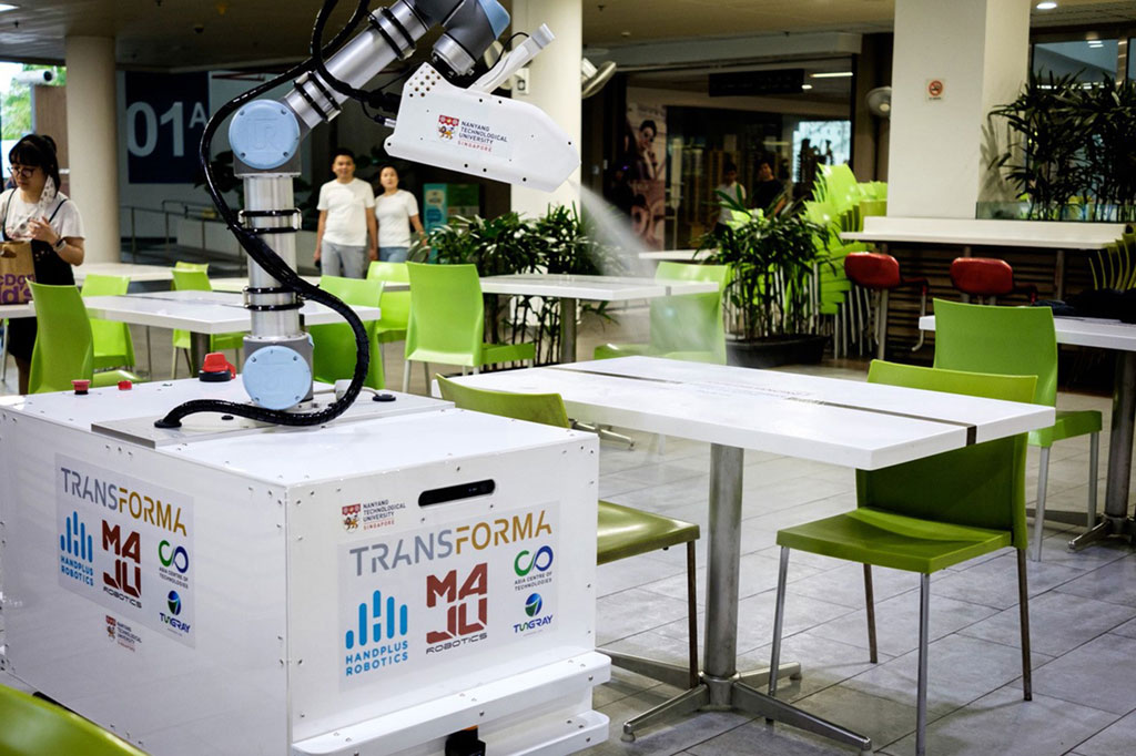 Singapura Uji Coba Robot Disinfektan untuk Lawan Covid-19