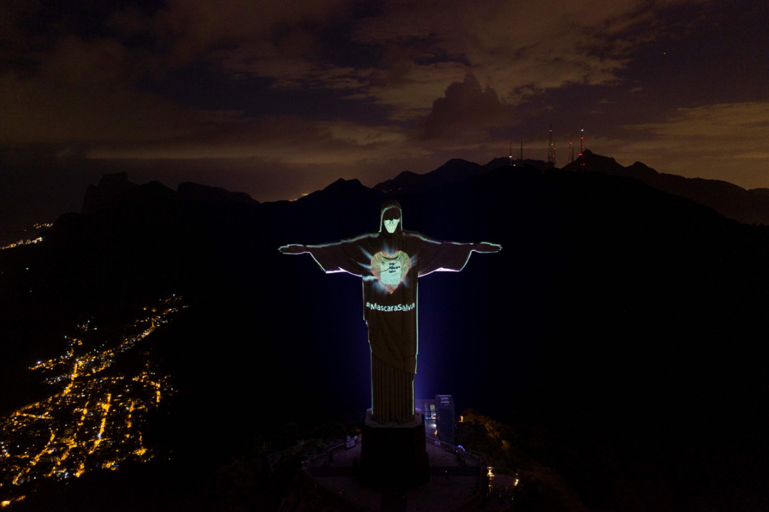 Potret Patung Yesus di Brasil Bermandikan Cahaya dan Bermasker