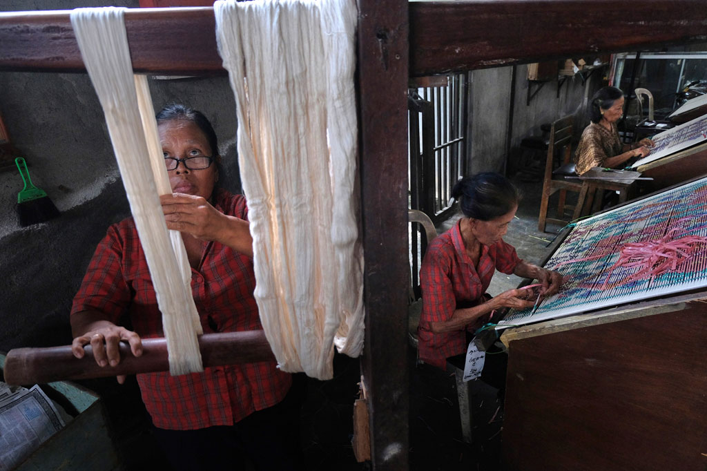 Melestarikan Kain Endek Bali