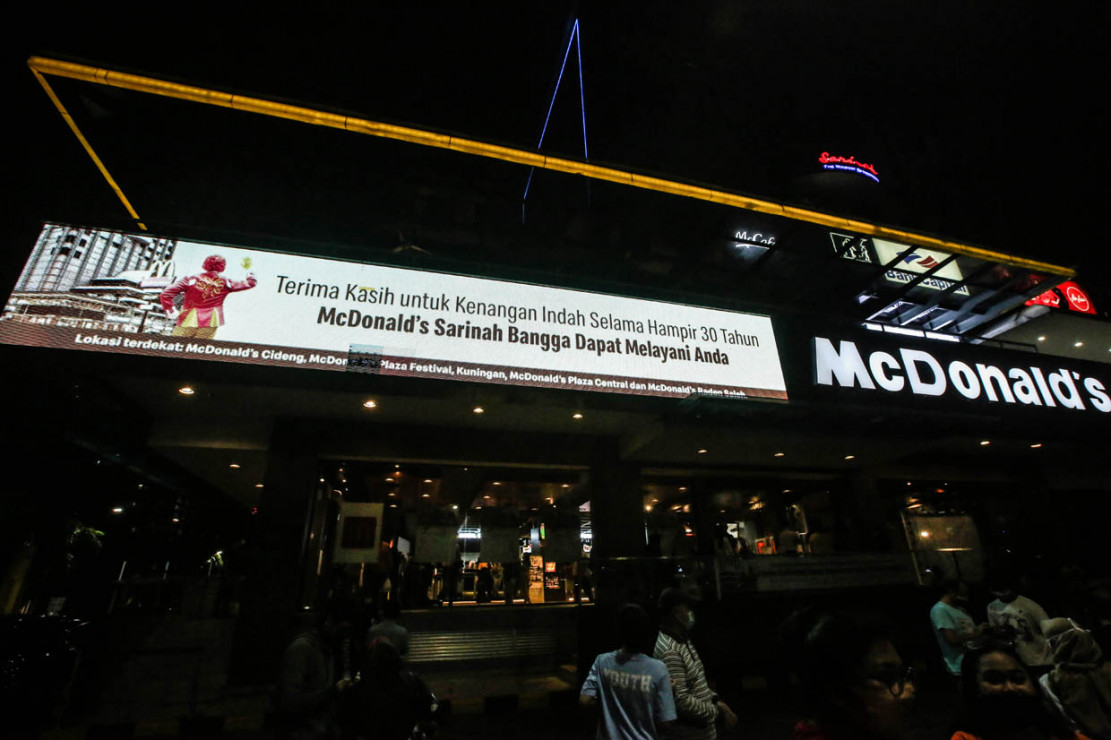 Warga Berkerumun Saat Penutupan McD Sarinah