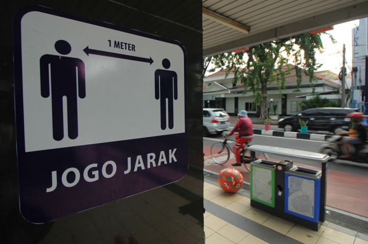 Pemkot Surabaya Pasang Rambu Wajib Pakai Masker dan Jaga Jarak