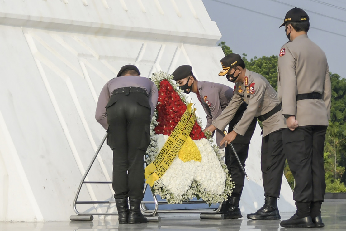 HUT ke-74 Bhayangkara, Polisi Gelar Tabur Bunga di Makam Pahlawan