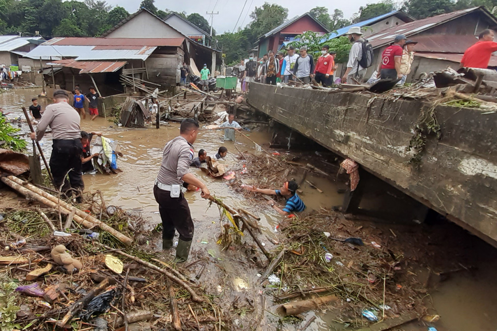 Perbatasan Indonesia-Malaysia di Entikong Diterjang Banjir