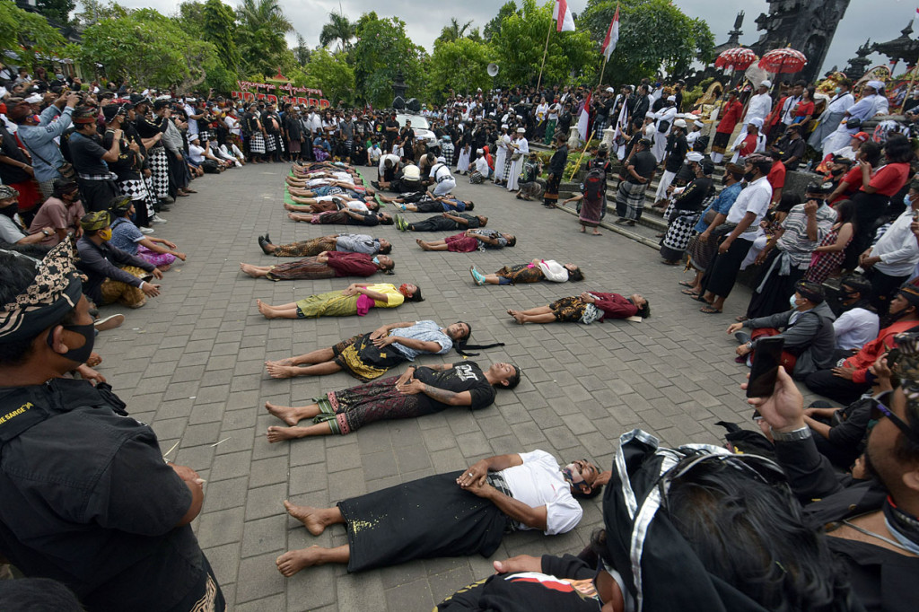 Ratusan Warga Bali Gelar Aksi Tolak Aliran Hare Krishna