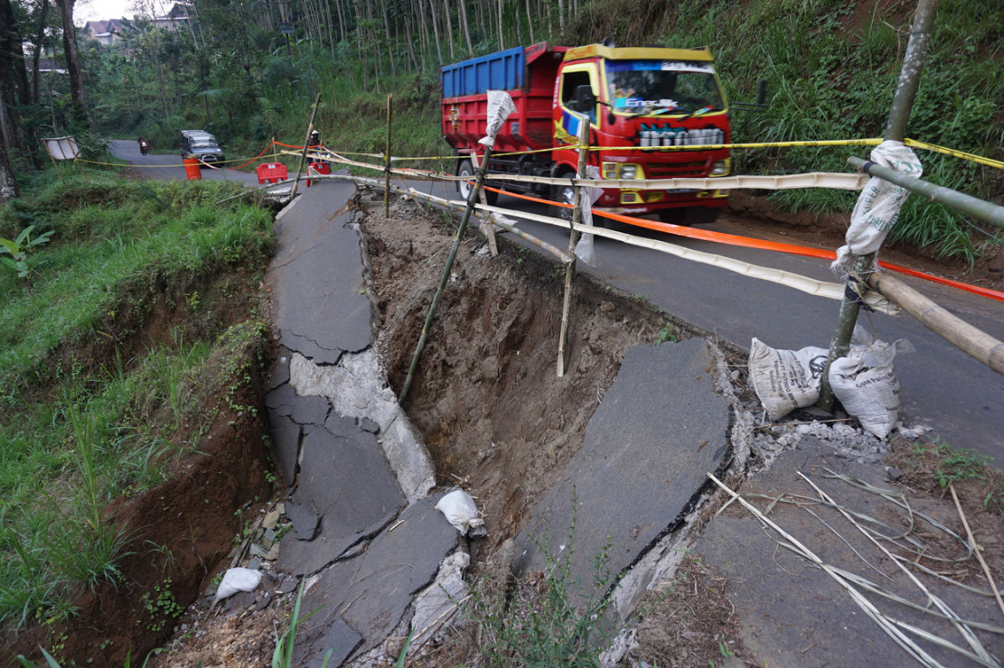 Jalan Sirip di Selingkar Wilis Ambrol Akibat Longsor