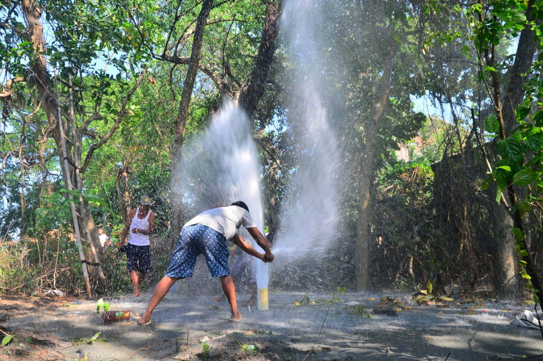 Semburan Air Bercampur Gas Hebohkan Warga Grobogan - Medcom.id