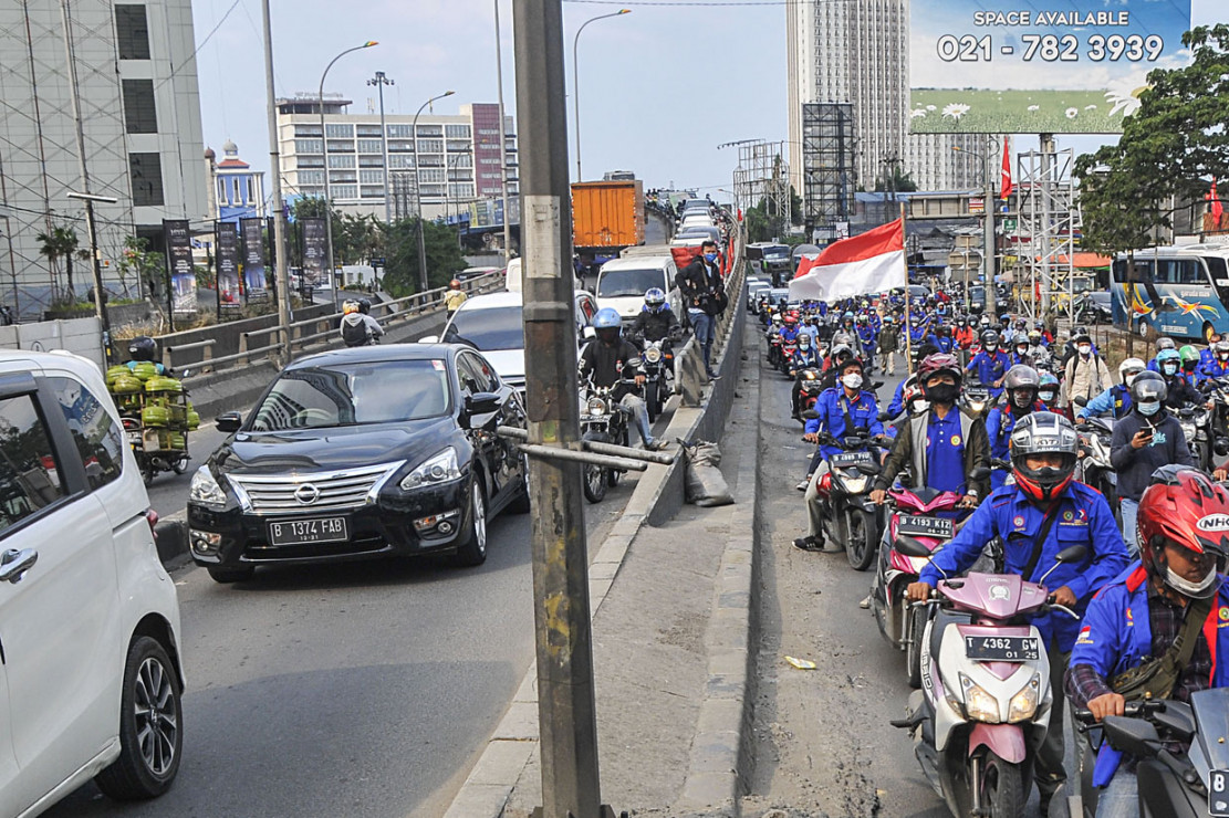 Ratusan Buruh di Cikarang Gelar Aksi Dorong Motor
