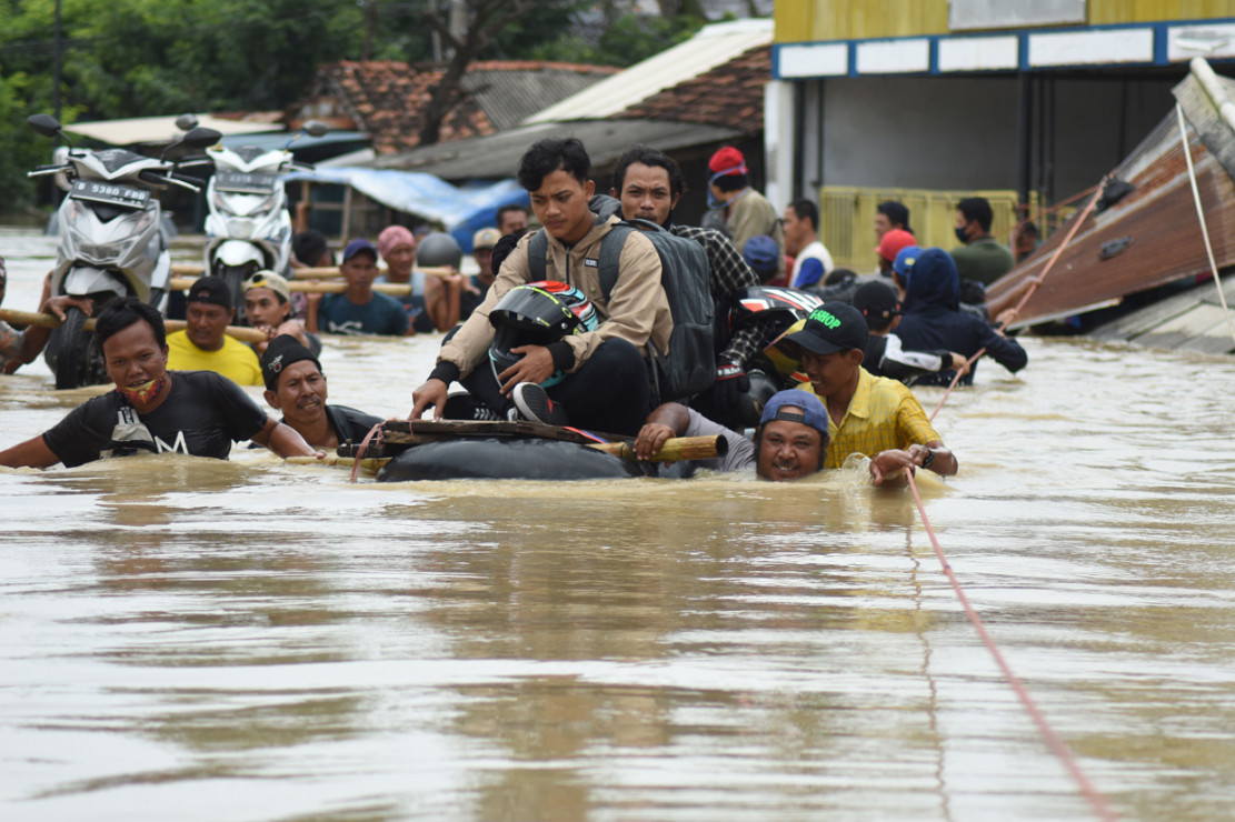 Foto: Tim SAR Evakuasi Warga Korban Banjir di Pamanukan Subang - Medcom.id