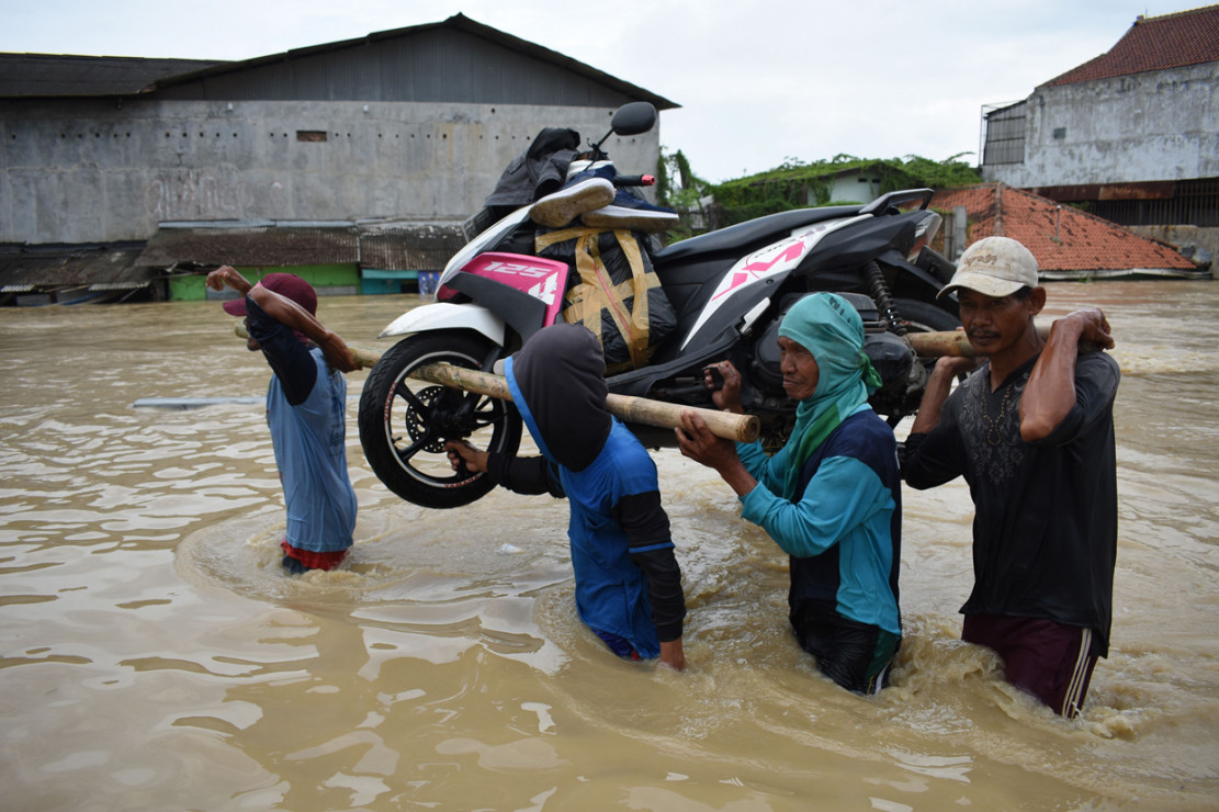 Foto Tim Sar Evakuasi Warga Korban Banjir Di Pamanukan Subang