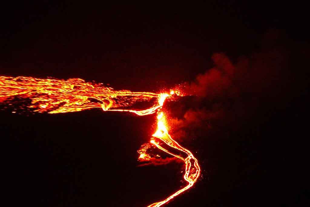 Melihat Fenomena Alam Menakjubkan Letusan Gunung Berapi di Islandia