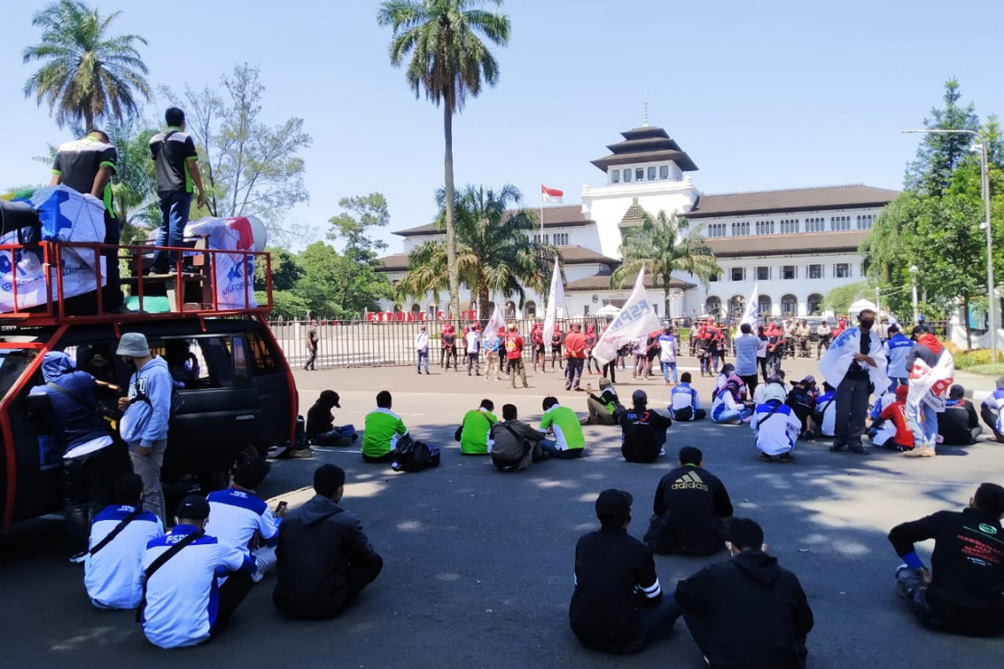 Tolak THR Dicicil, Aliansi Buruh Jawa Barat Demo di Gedung Sate Tolak THR Dicicil, Aliansi Buruh Jawa Barat Demo di Gedung Sate